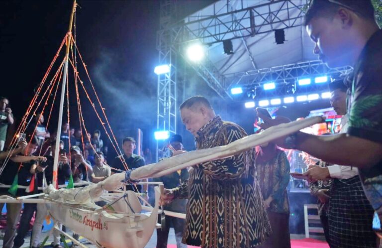 Buka Festival Sandeq Teluk Mandar, Wagub Sulbar Ajak Lestarikan Warisan ...